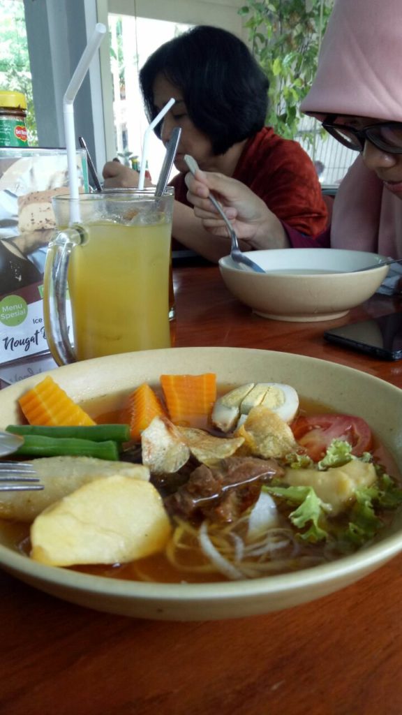 Kusumasari, restoran legendaris Solo | drg Cendrawasih AF, MKes, Sp.Ort(K)